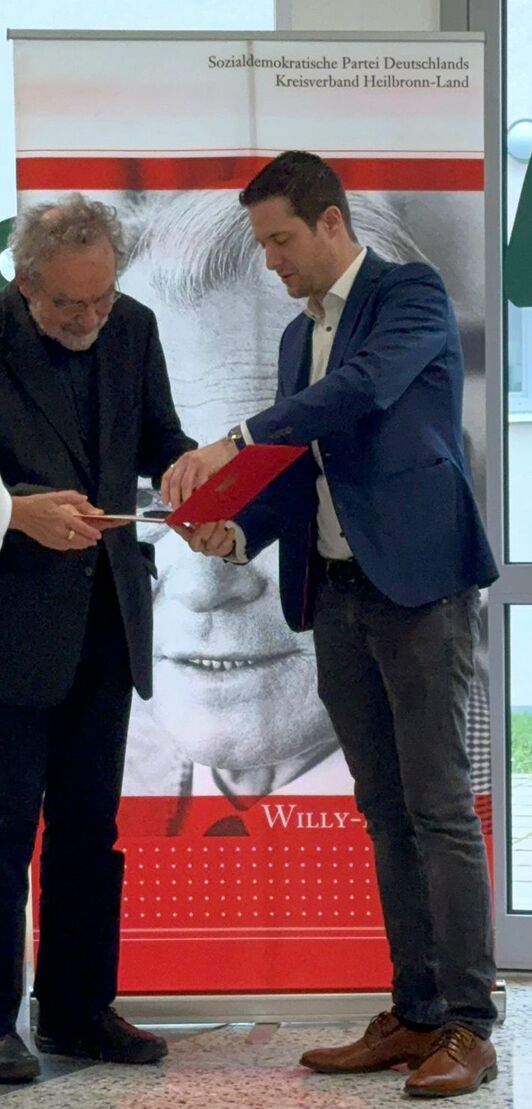 Ehrung für ein Lebenswerk: Bernd Wetzka erhält die Willy-Brandt ...